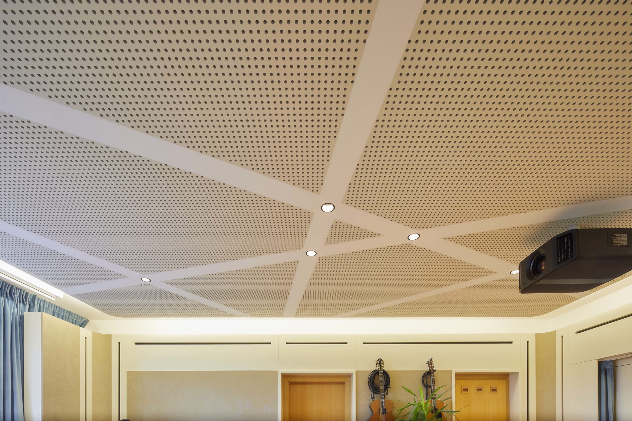 Sádrokartonové podhledy s perforací vyřeší design i akustiku prostoru ...