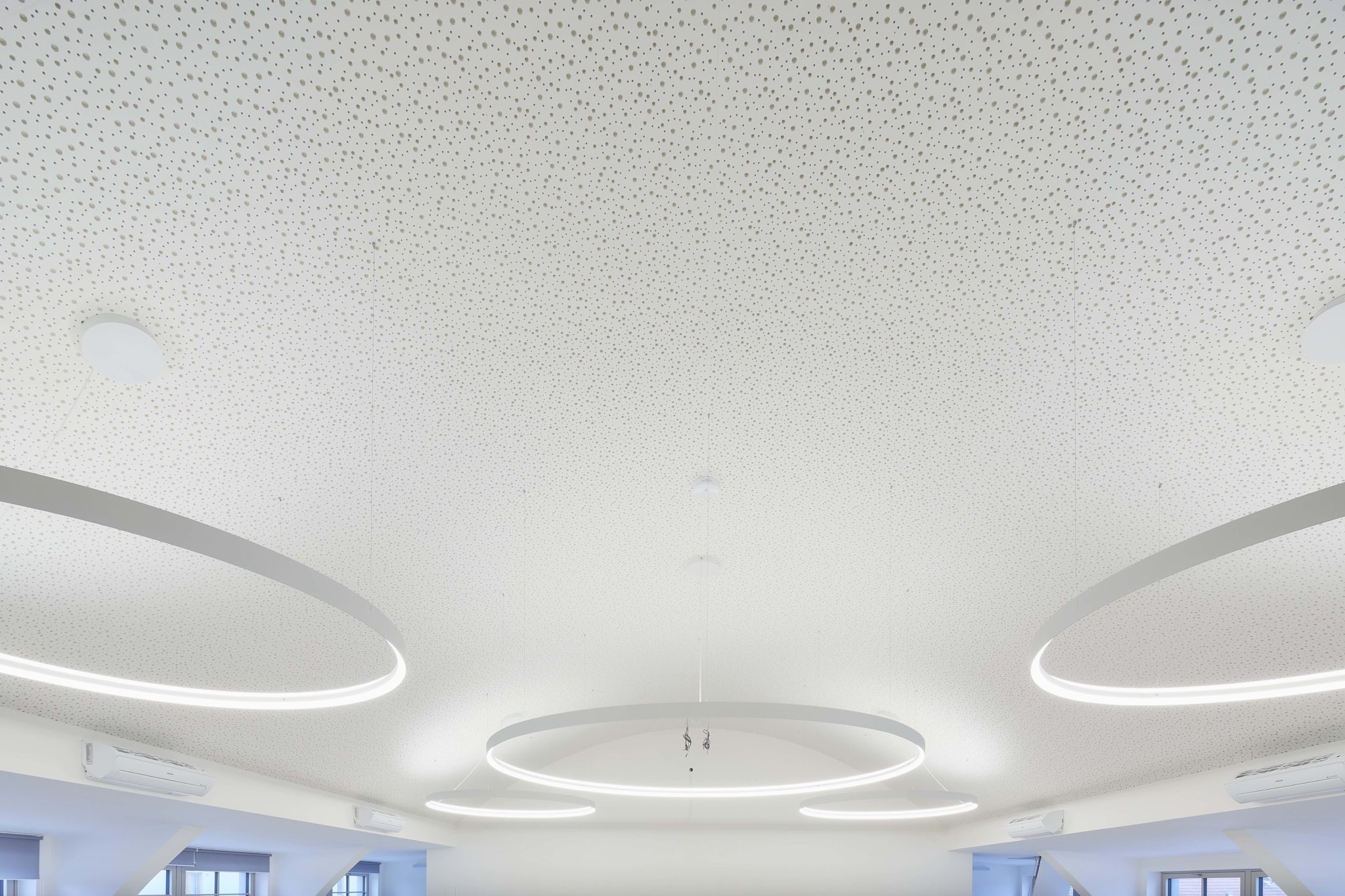 Sádrokartonové podhledy s perforací vyřeší design i akustiku prostoru ...
