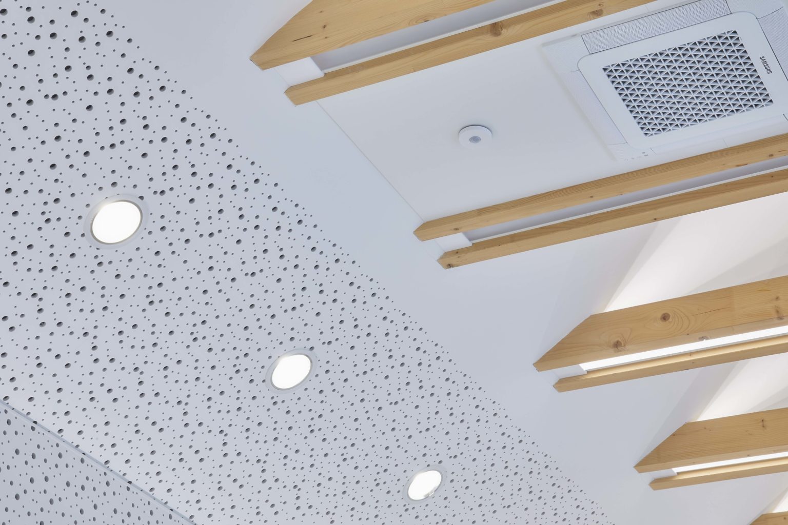 Sádrokartonové podhledy s perforací vyřeší design i akustiku prostoru ...